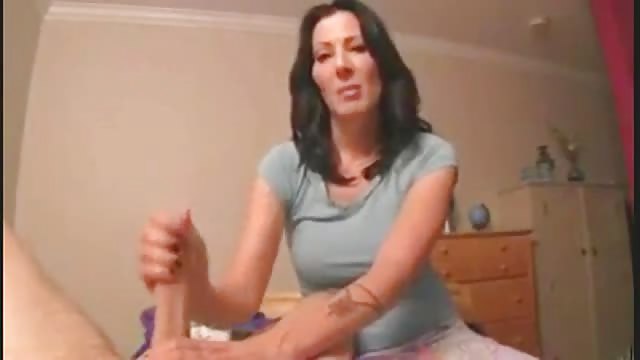 Milf Matura Fa Una Sega Al Figlio